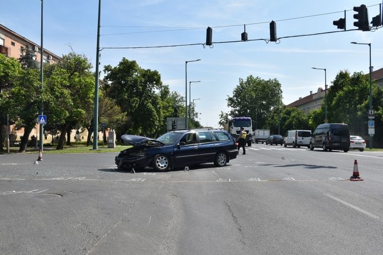 Gyulai Hírlap - Két autó ütközött össze Gyulán